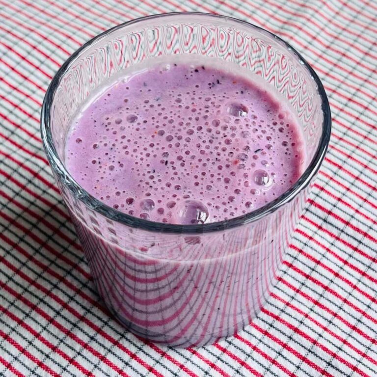 Easy Berry Smoothie (Without Banana) - A Sweet Alternative